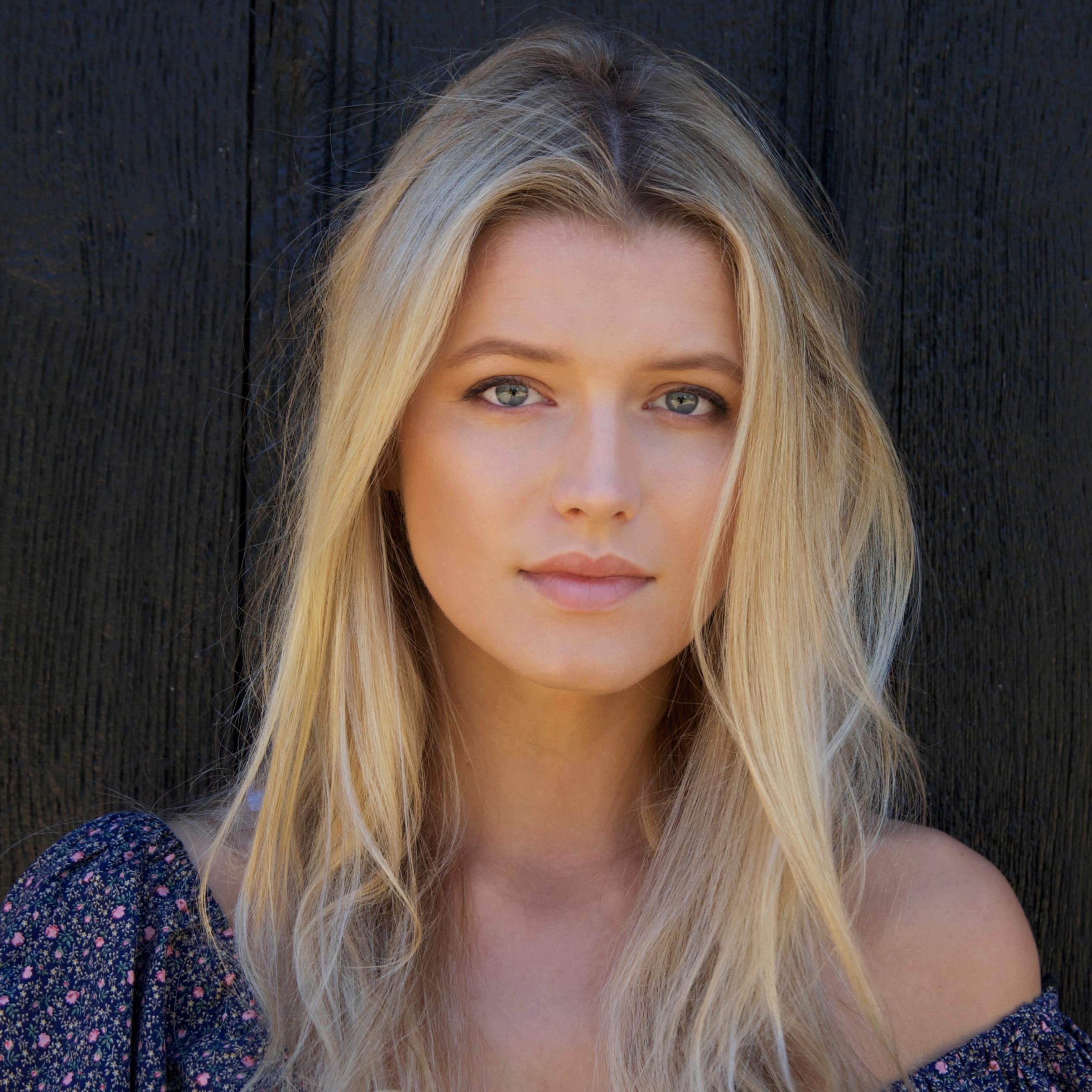 26+ Best Pictures of Lily Travers