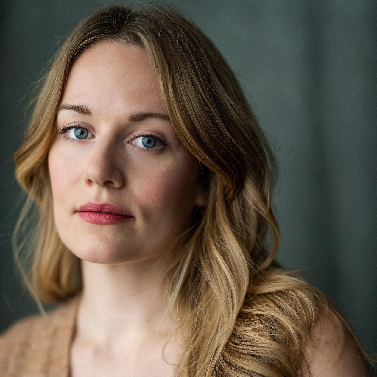 Cara Theobold Image Of Cara Theobold At Arrivals For ROMEO AND JULIET